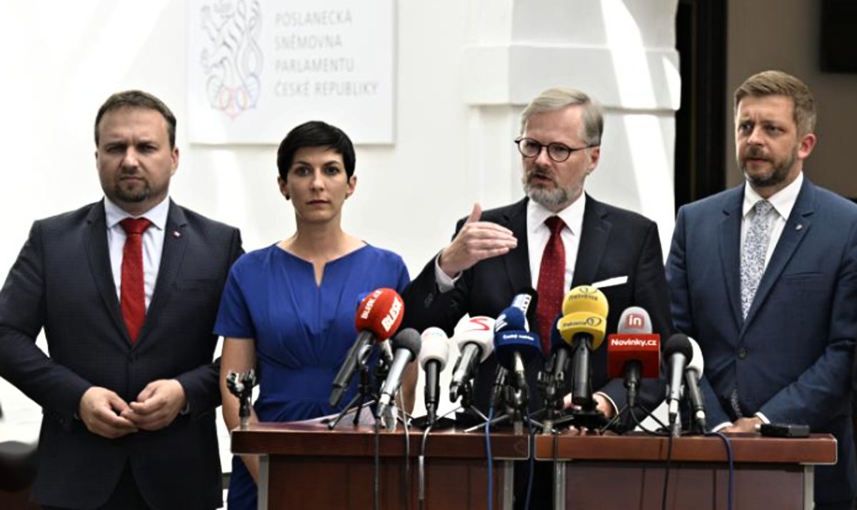 Fialova vláda zaprodala naší zemi. Ve svém vazalství chce pokračovat až ...